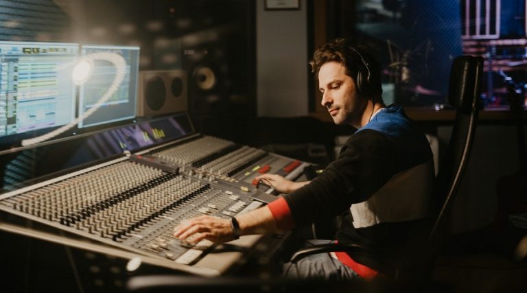 The 5 Best Audio Mastering Softwares & Apps for Musicians