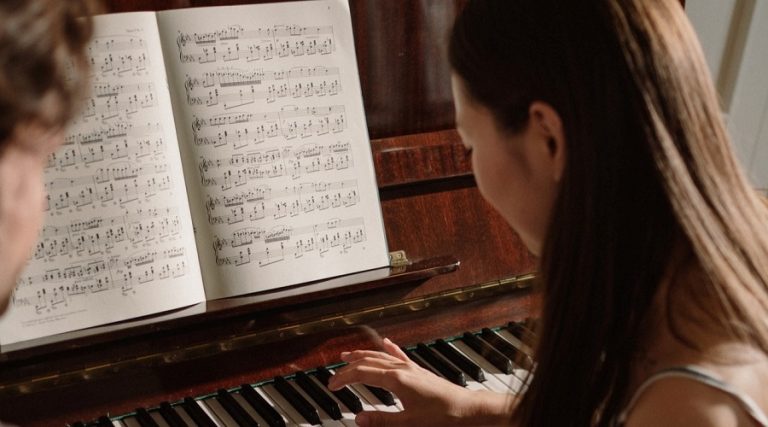 What is Homophonic in Music? Meaning, Uses & Examples